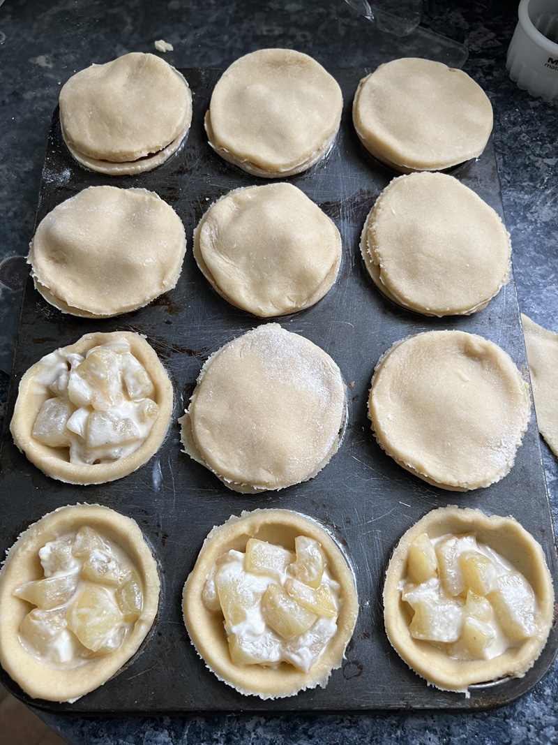 Mini Apple & Pear Pies (petites tourtes aux pommes) - Chez Becky et Liz ...